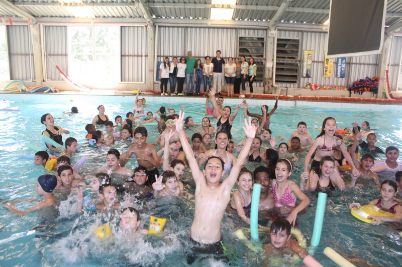 Pibid na piscina encanta crianças
