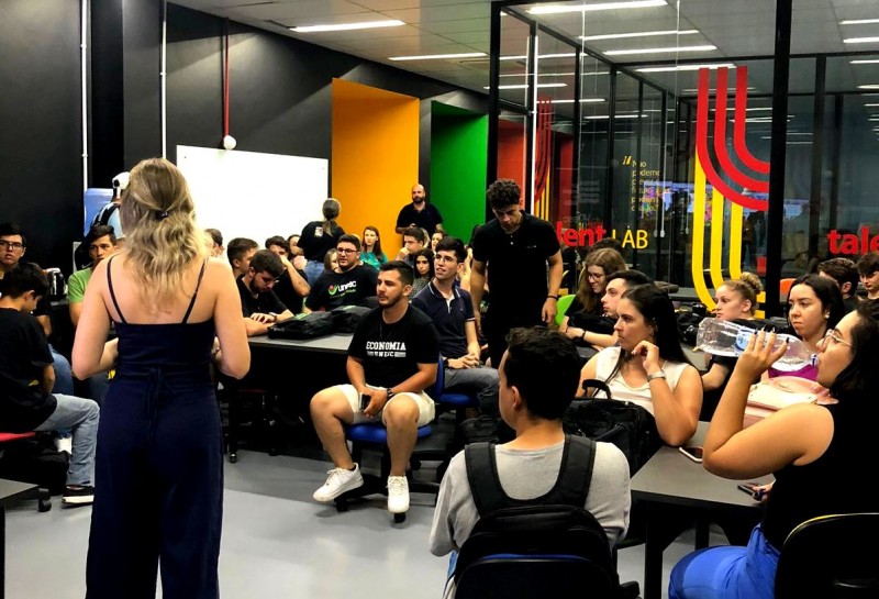 Acadêmicos dos cursos de Ciências Econômicas e Processos Gerenciais ...